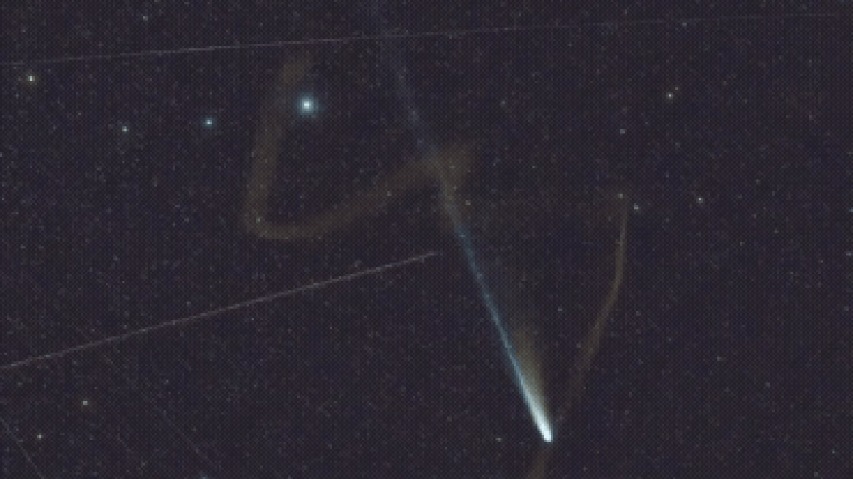 Fotógrafo captura encontro raro entre cometa e estrela cadente no céu ...
