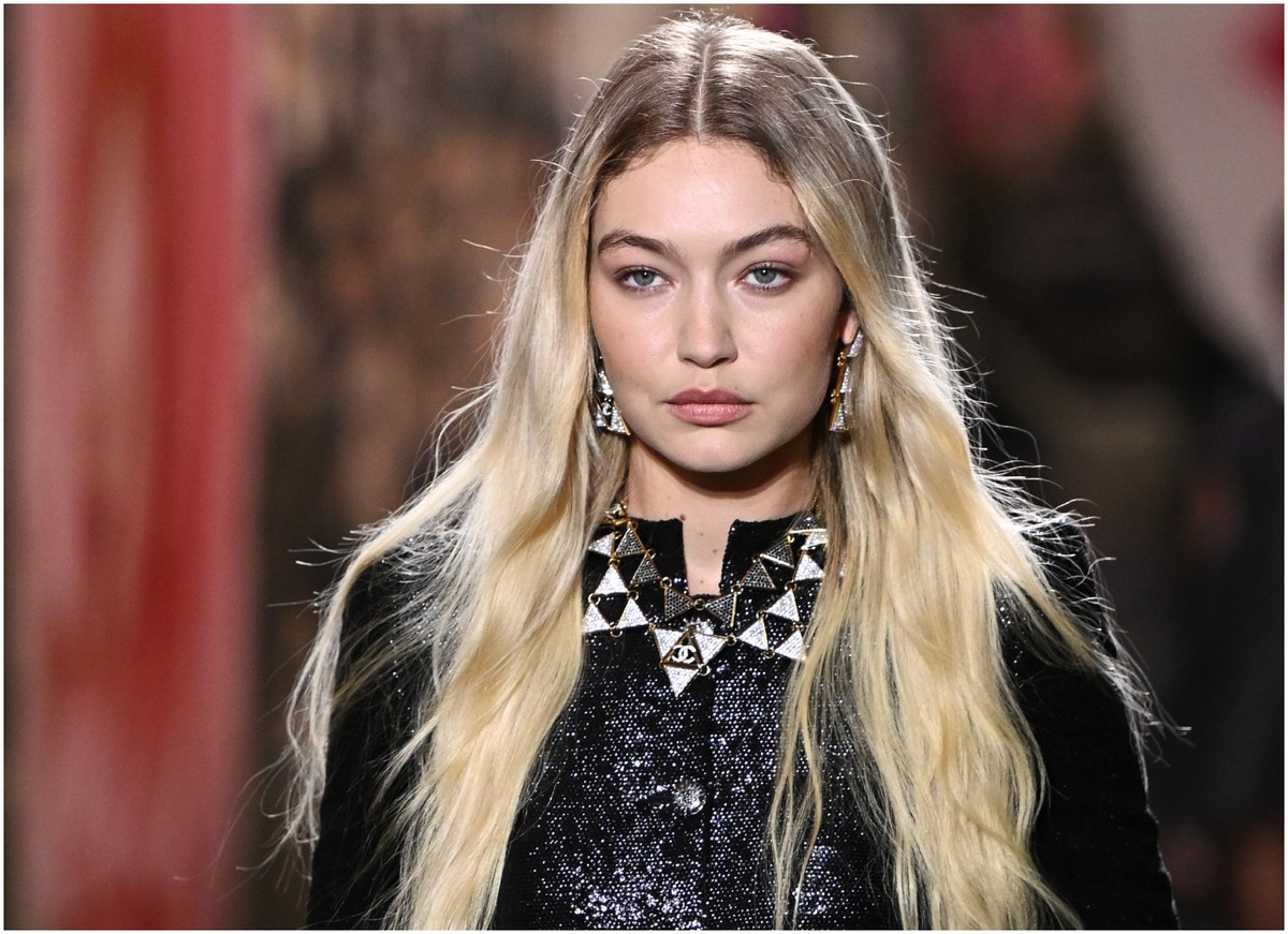Gigi Hadid desfila com look preto e chinelos e é destaque no último dia ...