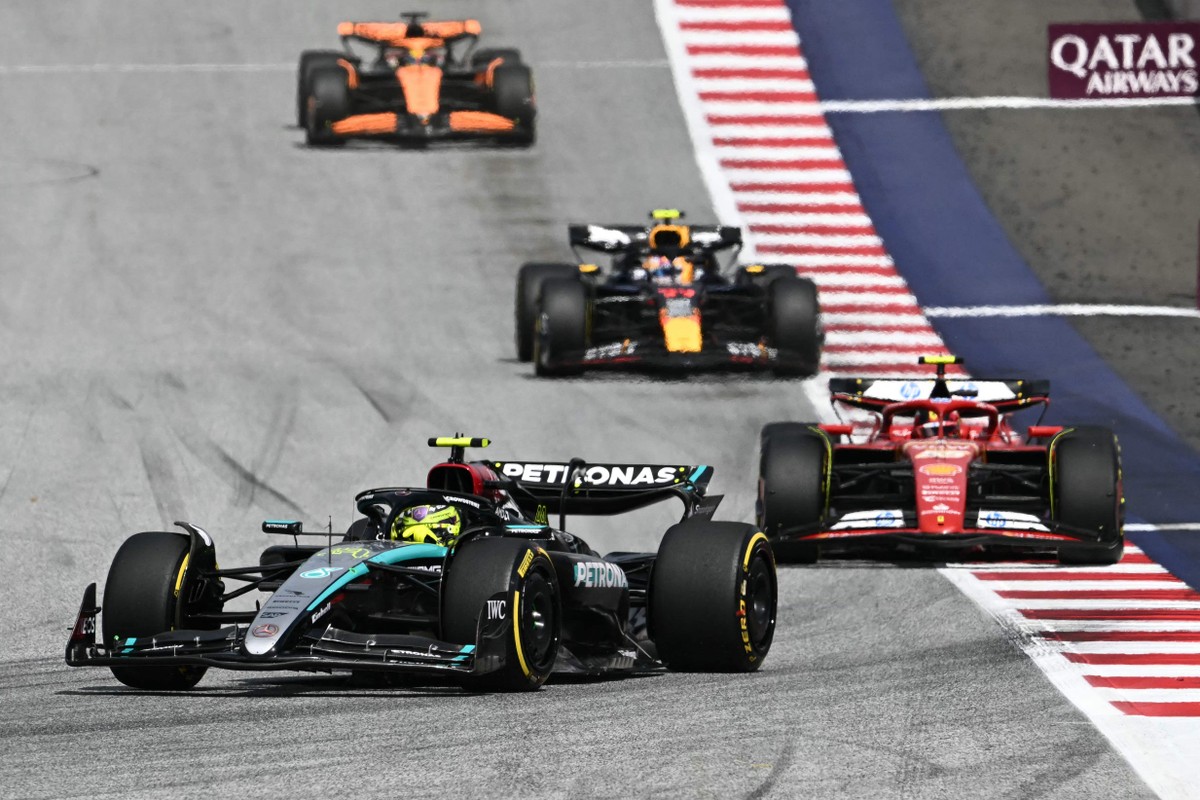 Fórmula 1: George Russell vence GP da Áustria após batida de Verstappen ...