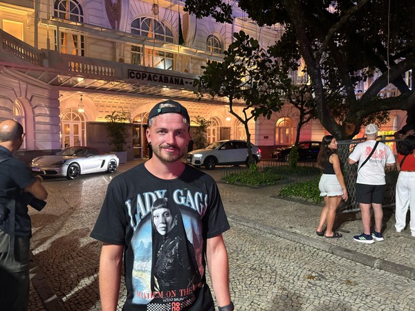 Drag queen 'Lady Barba', sósia com seguranças e fãs: público espera ...