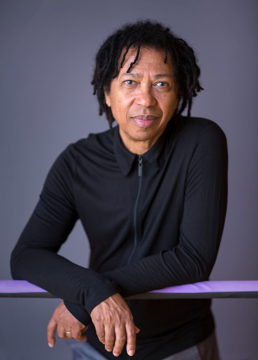 Djavan tem onda de homenagens com álbuns, livro e musical biográfico
