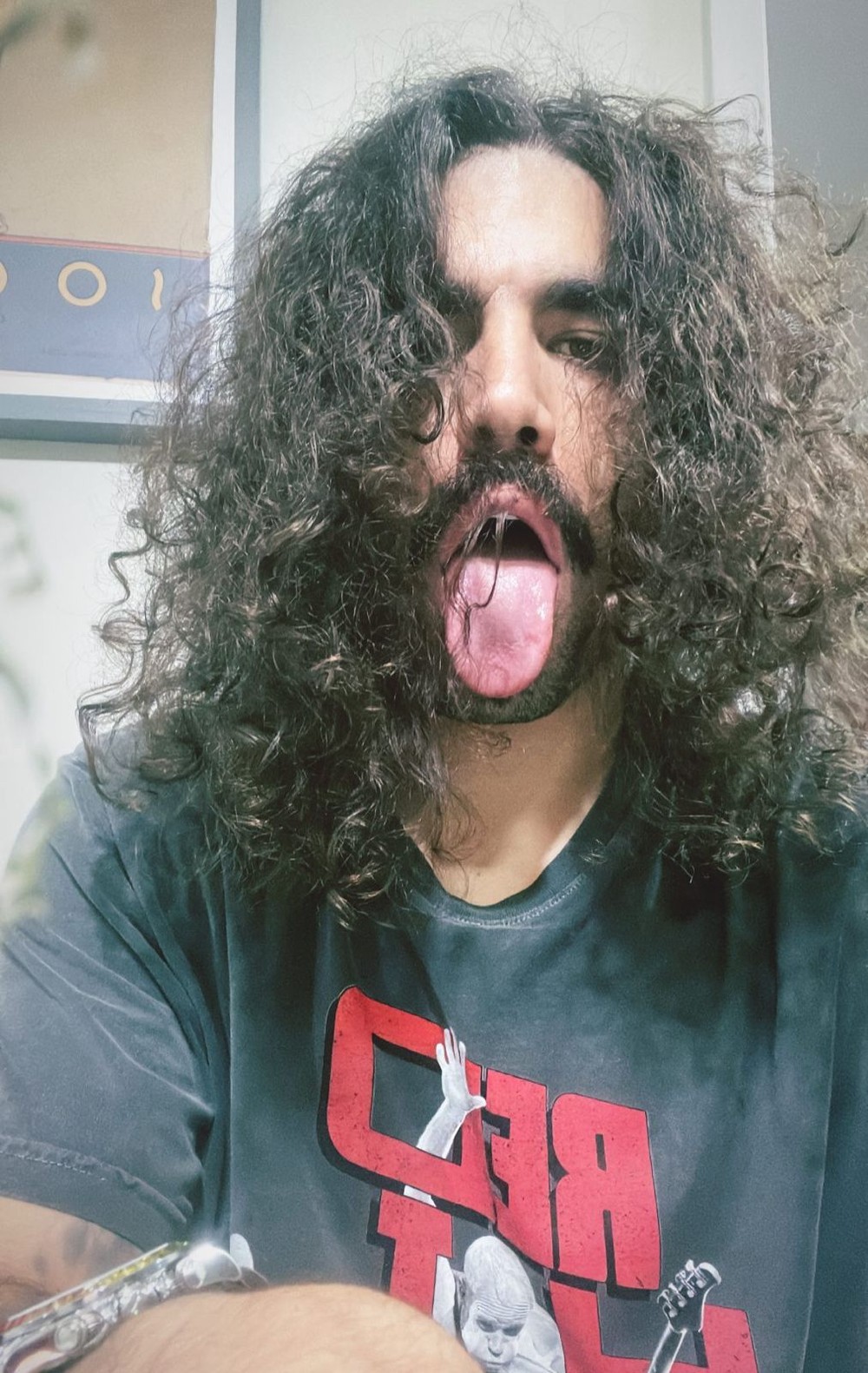 Caio Castro impressiona ao aparecer com os cabelos soltos; veja fotos