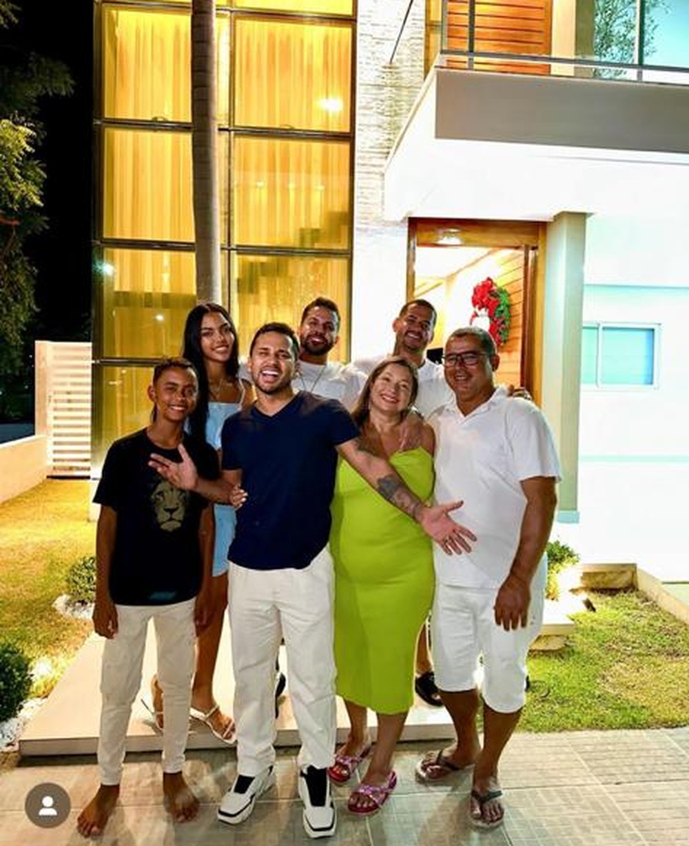 Lucas Guimarães dá mansão de presente para a tia e relembra época em que viveu em casa humilde