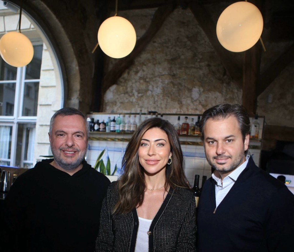 Carol Bassi inicia comemorações de 10 anos com almoço em Paris