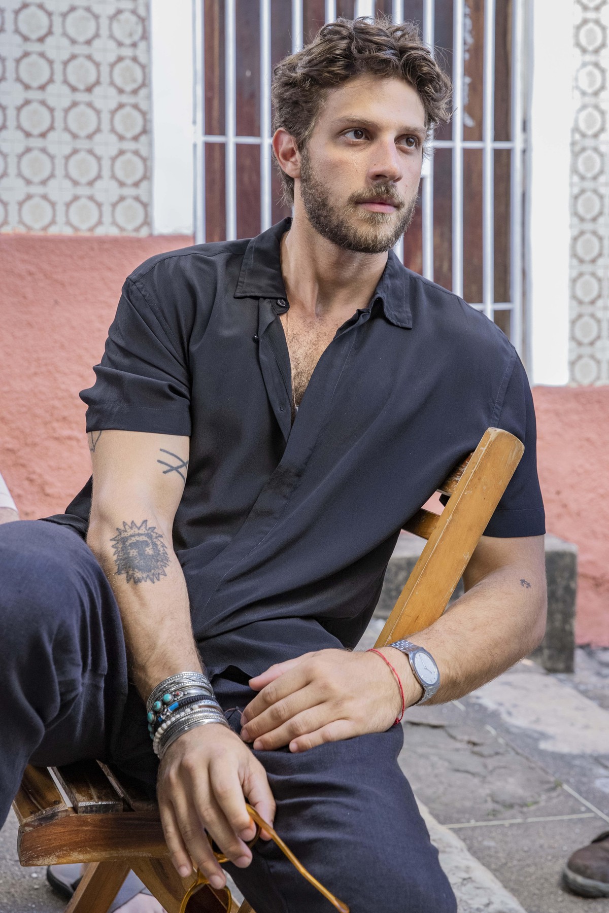 ‘Travessia’: vida de Ari muda completamente após armação de Guerra