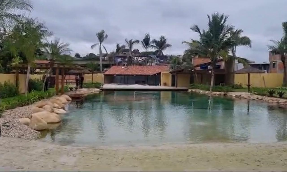 Complexo de Israel: praia particular do tráfico, cinco comunidades e ...