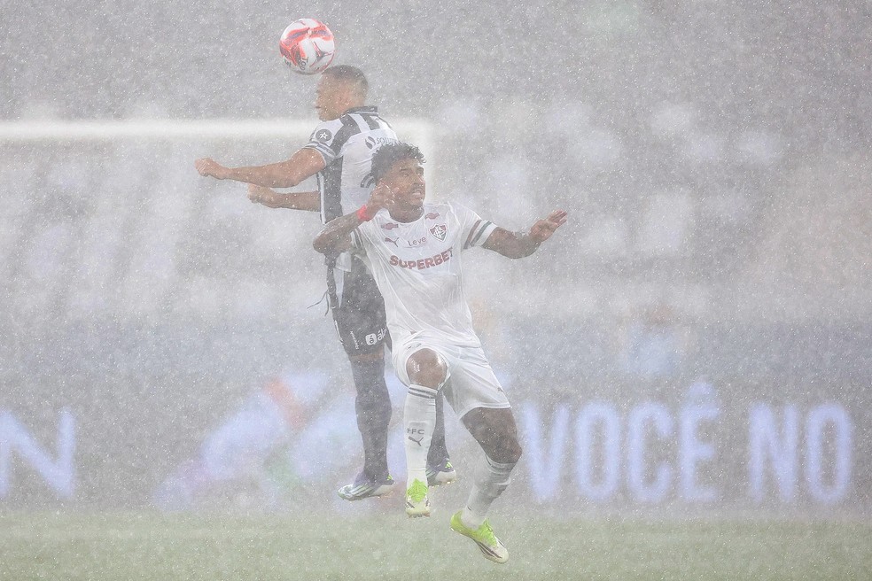 Clássico na chuva termina com Fluminense vencendo Botafogo pelo Carioca