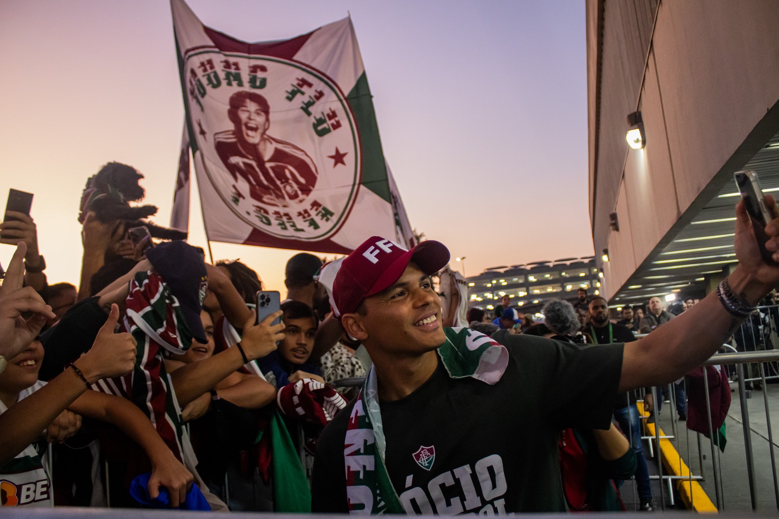 AeroMonstro: Thiago Silva desembarca em aeroporto do Rio
