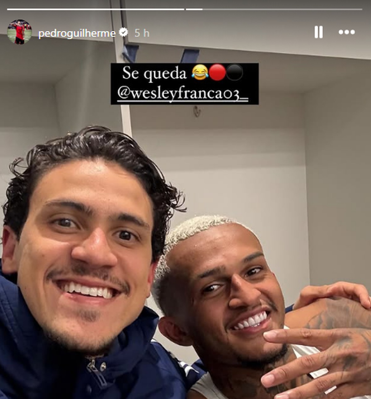 'Se queda': Pedro repete meme de Piqué com Neymar ao posar com Wesley ...