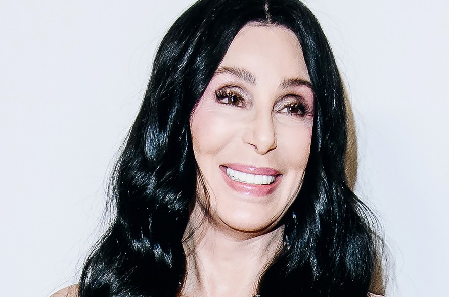 Cher fala sobre primeiro álbum de Natal e namoro com homem 40 anos mais novo: 'vivi muito e fiz ...