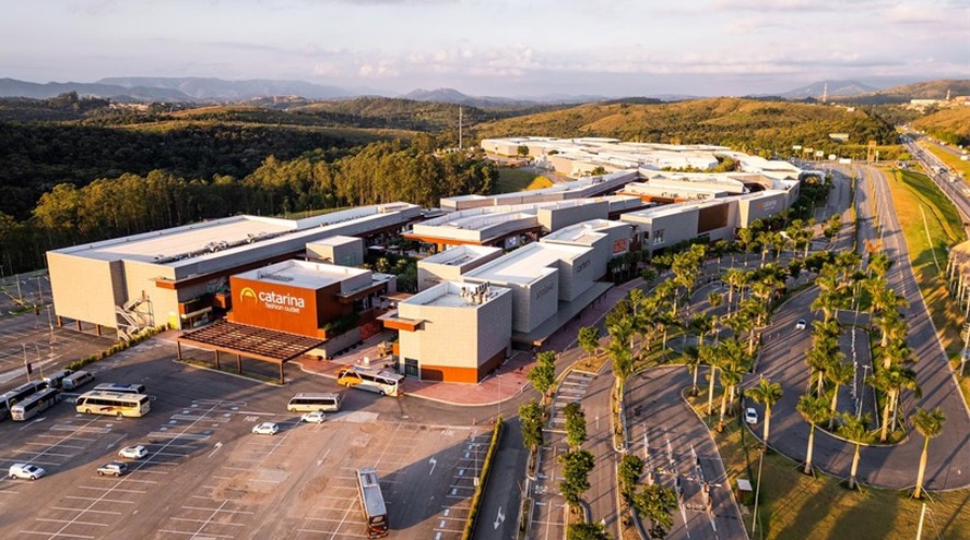 Outlets, que combinam marcas desejadas com preços competitivos, mantêm ...