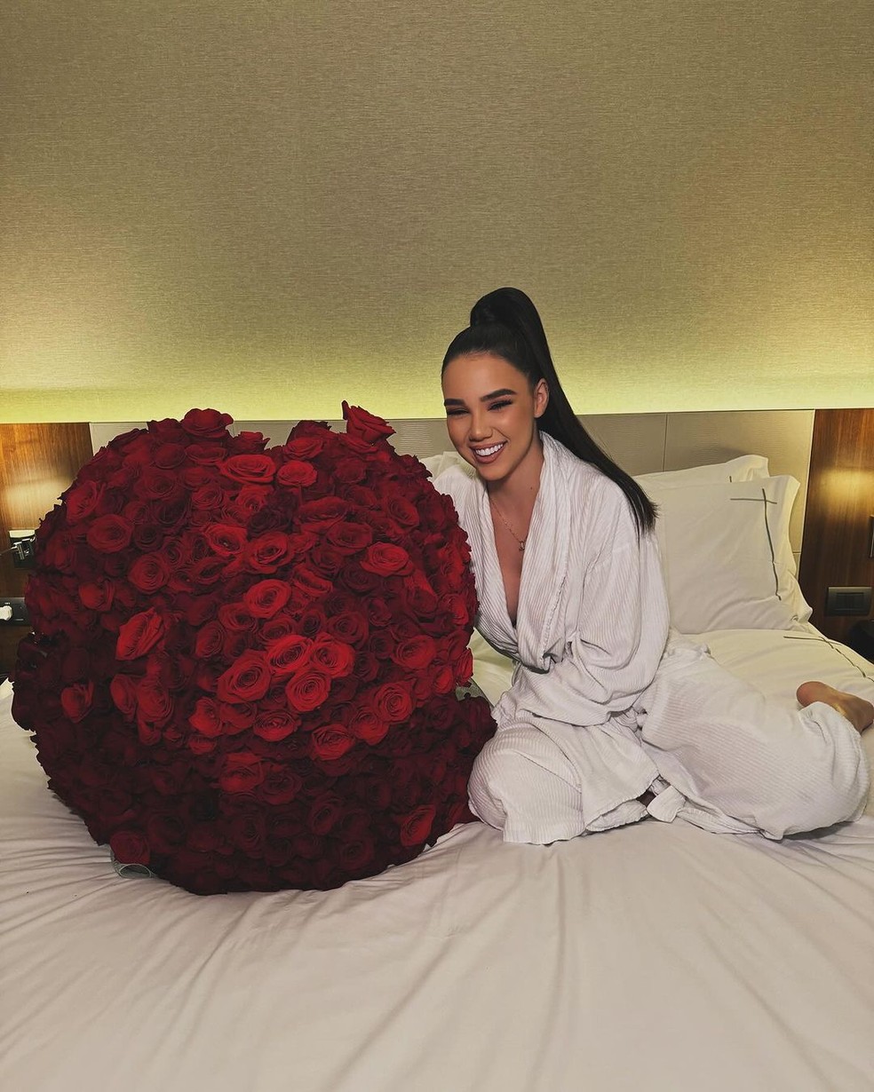 Quem é Júlia Ribeiro, influenciadora com quem Mari Fernandez assumiu ...