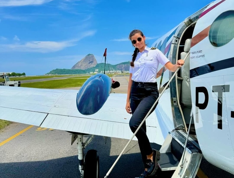 Conheça a piloto de 23 anos que realizou pouso após pane em voo com ...