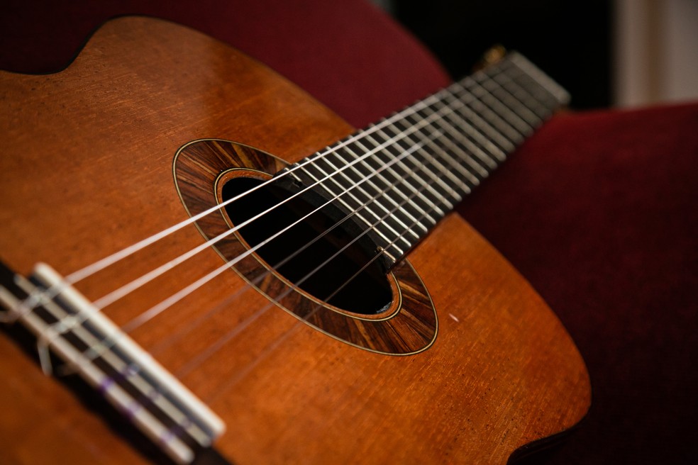 Paulinho Moska reencontra bombeiro luthier que fez violão com madeira ...