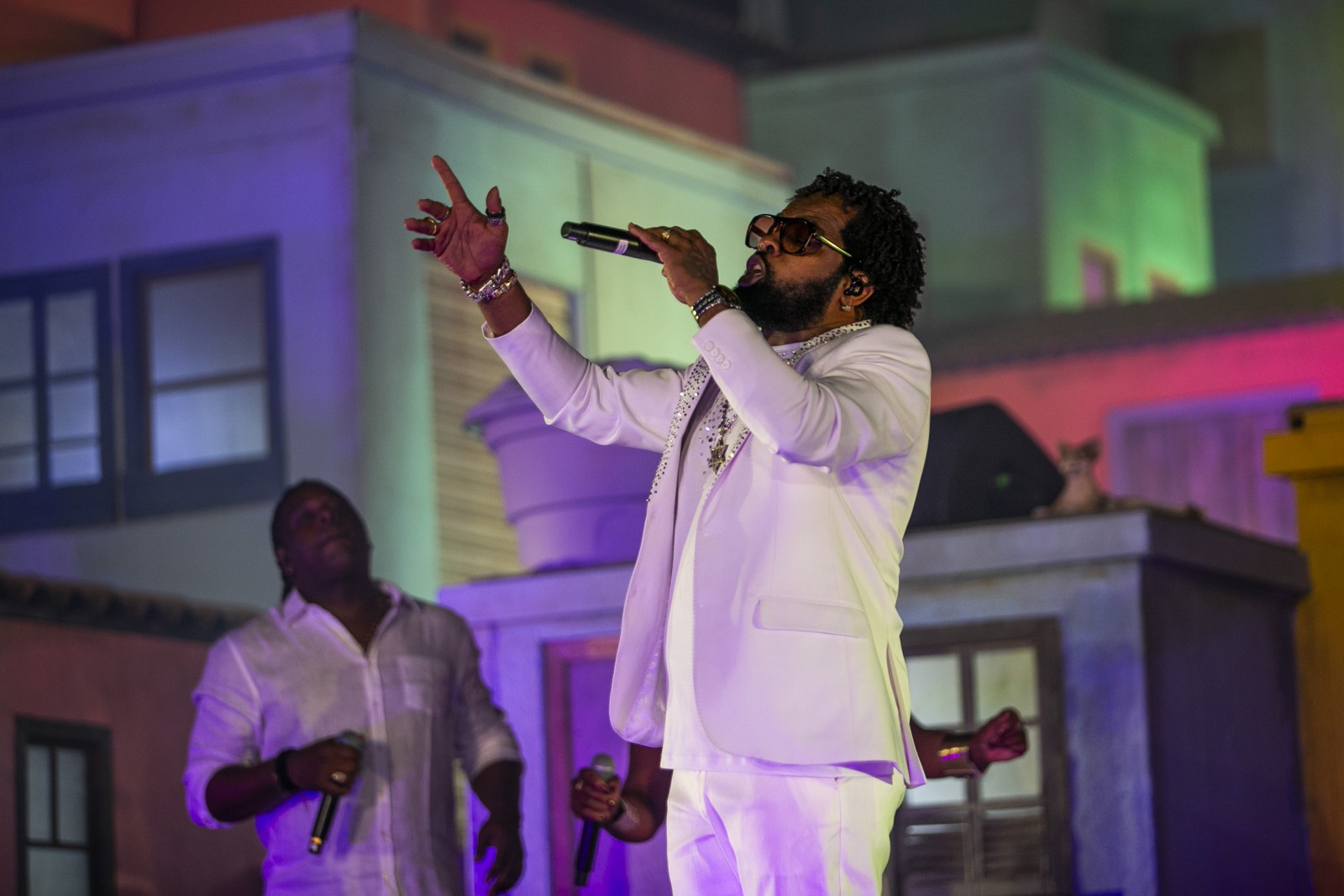 Crítica: Xande de Pilares se descola do ‘repertório Caetano’ e arrasta ...