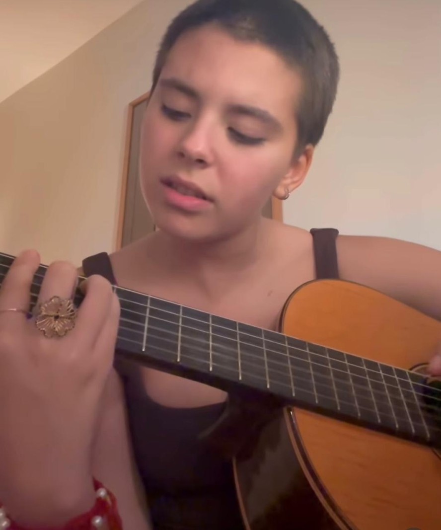 Flor Gil posta vídeo cantando e internauta diz: 'Lance um álbum agora'