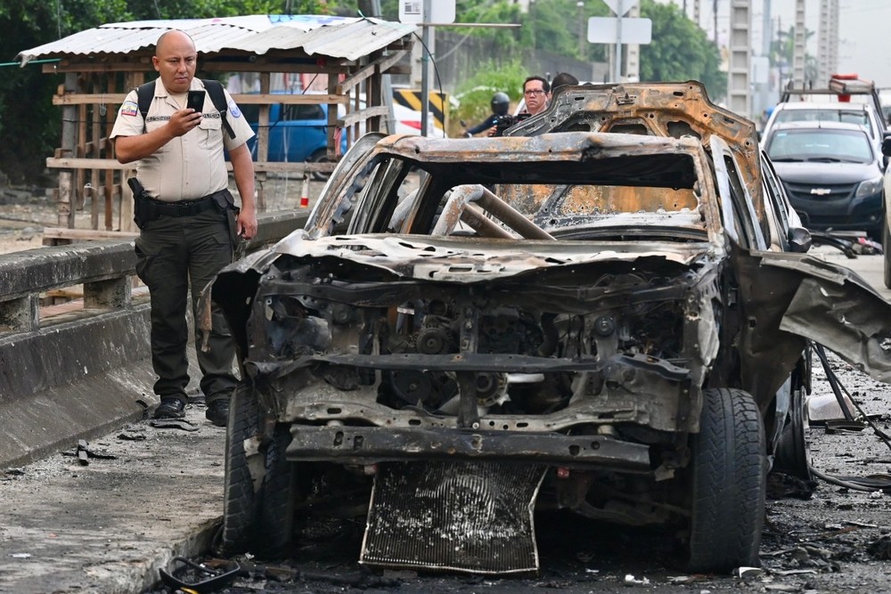 Vídeo mostra momento em que carro explode em frente a presídio no ...