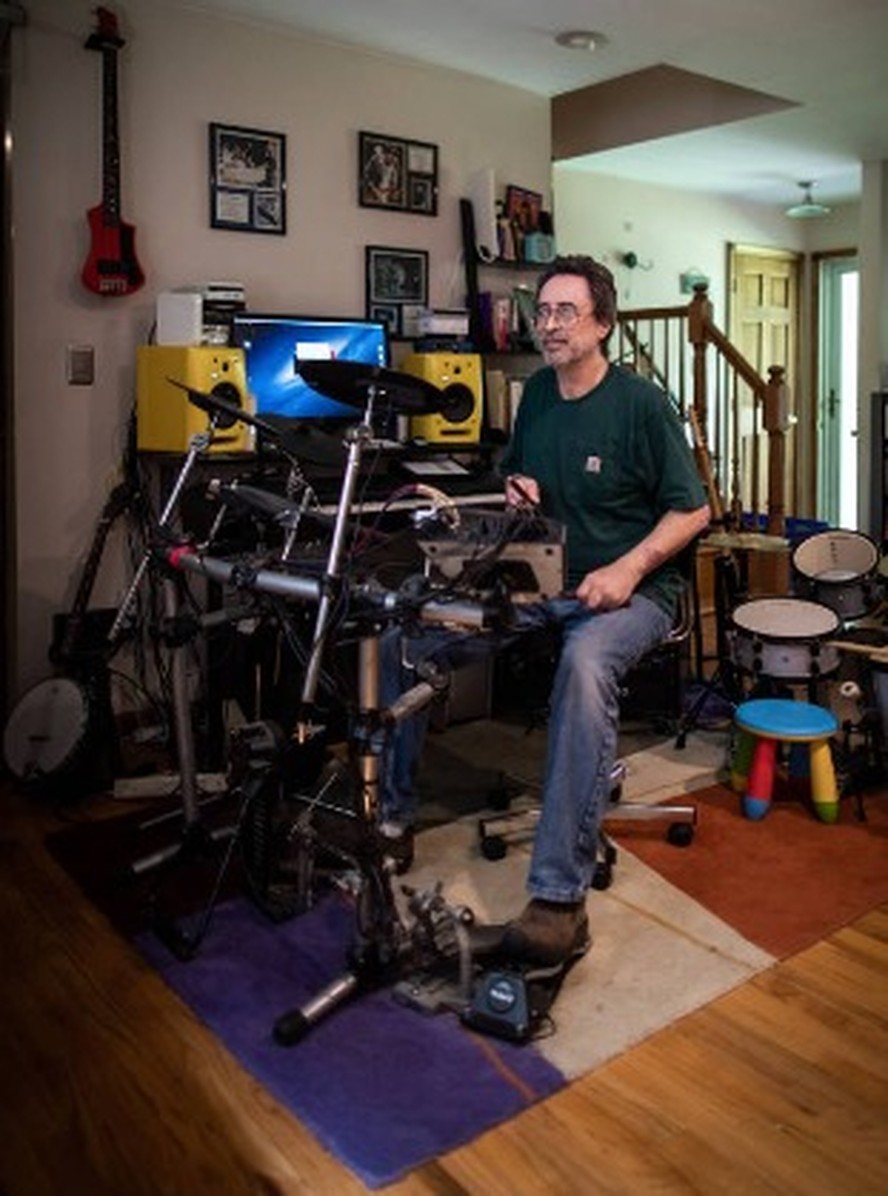 Filho de João Gilberto entra com ação na Justiça Federal contra a ex-mulher