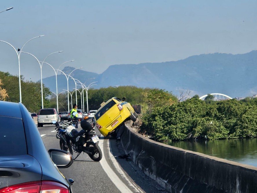 Táxi sobe em mureta da Linha Vermelha após colisão com outro carro e ...