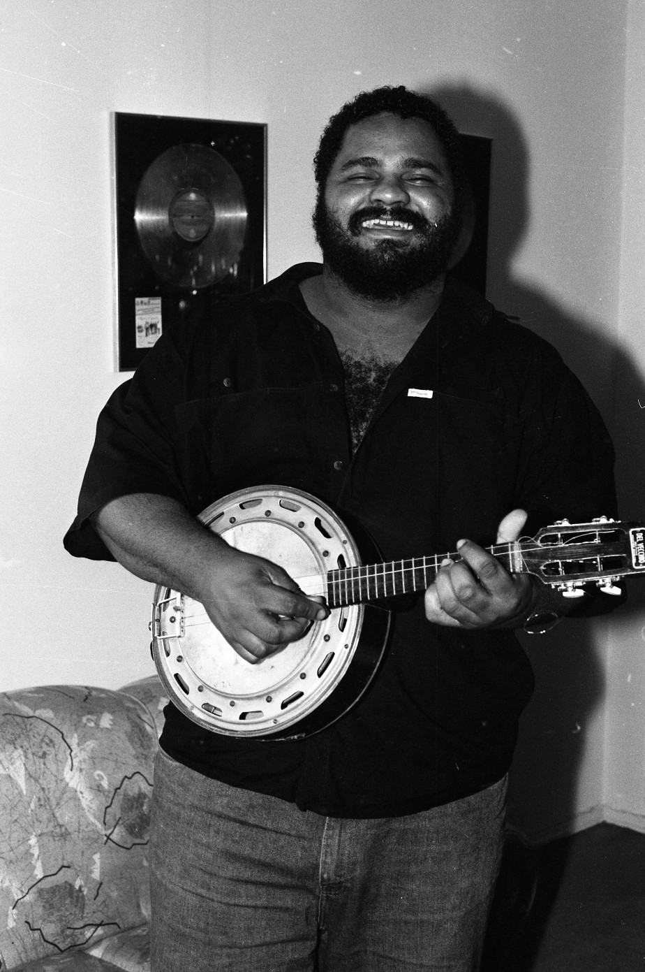 Arlindinho homenageia o pai em primeiro show depois do velório