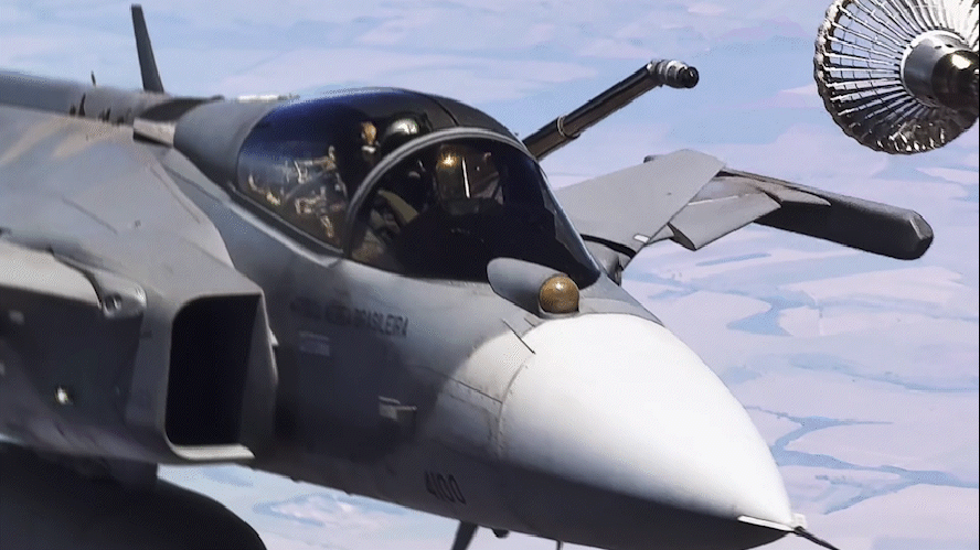Vídeo: FAB realiza reabastecimento em voo entre caça Gripen e KC-390 ...
