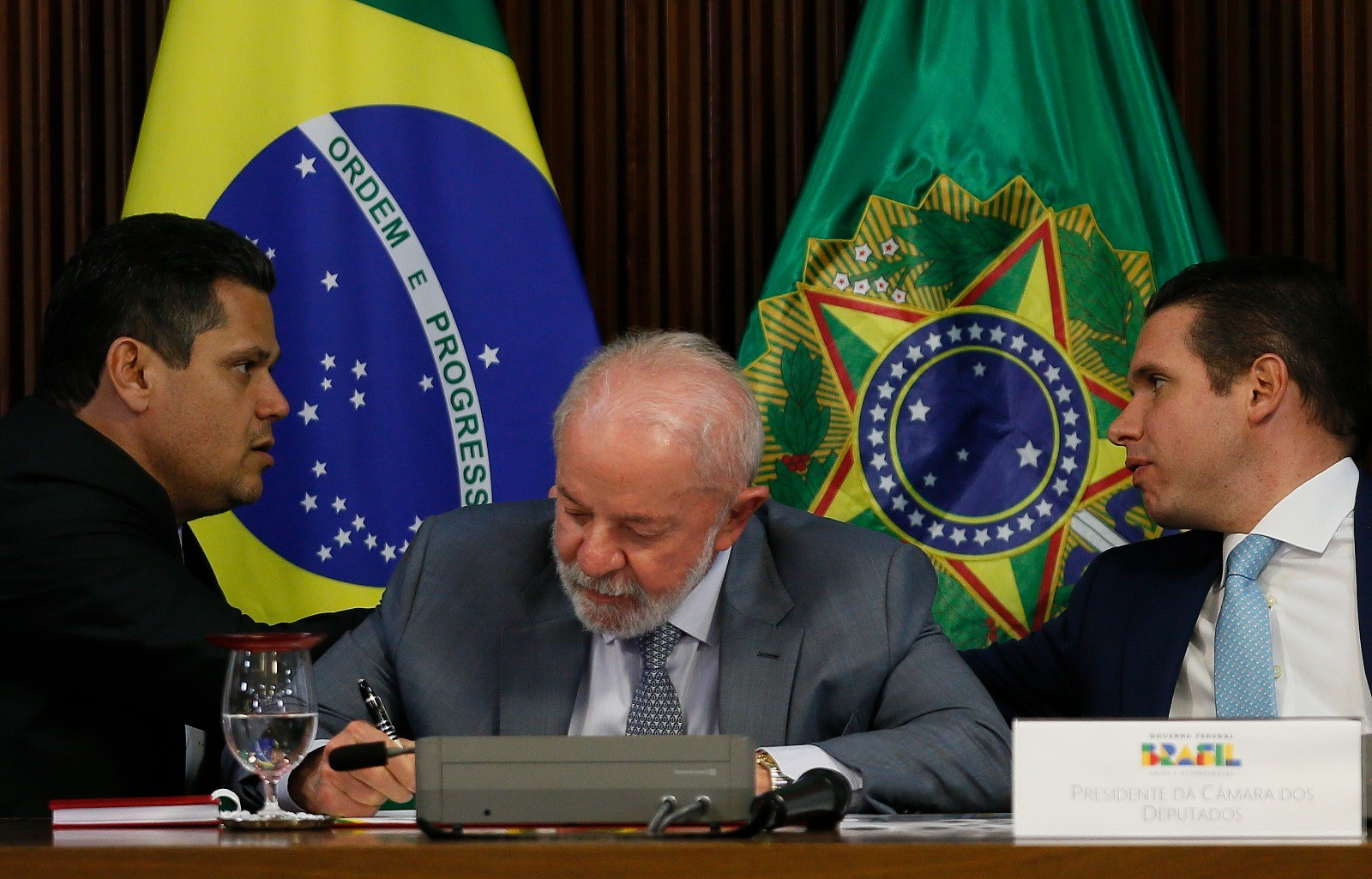 Lula diz ser grato ao Congresso em meio à crise com Câmara e Senado ...