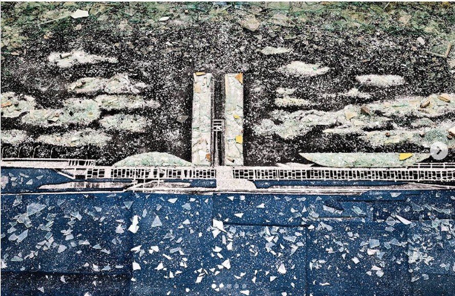 Vik Muniz doa ao Senado obra feita a partir de destroços dos atos ...