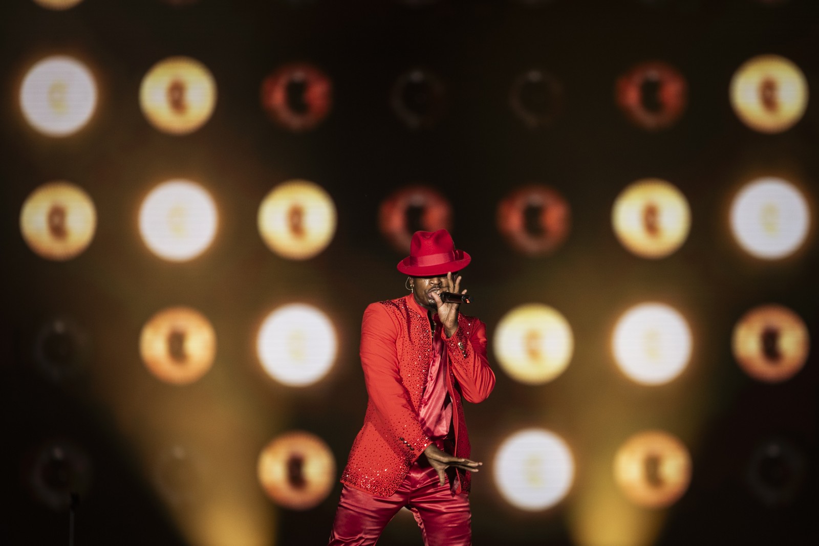 Mulher vence concurso promovido por Ne-Yo no Rock in Rio e ganha toalha ...