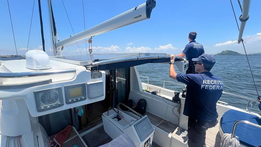 Veleiro de luxo avaliado em R$ 2,15 milhões é apreendido na Enseada de ...