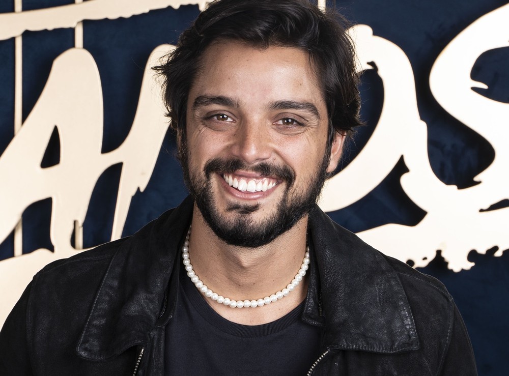 Rodrigo Simas é convidado para estrelar filme com Thati Lopes