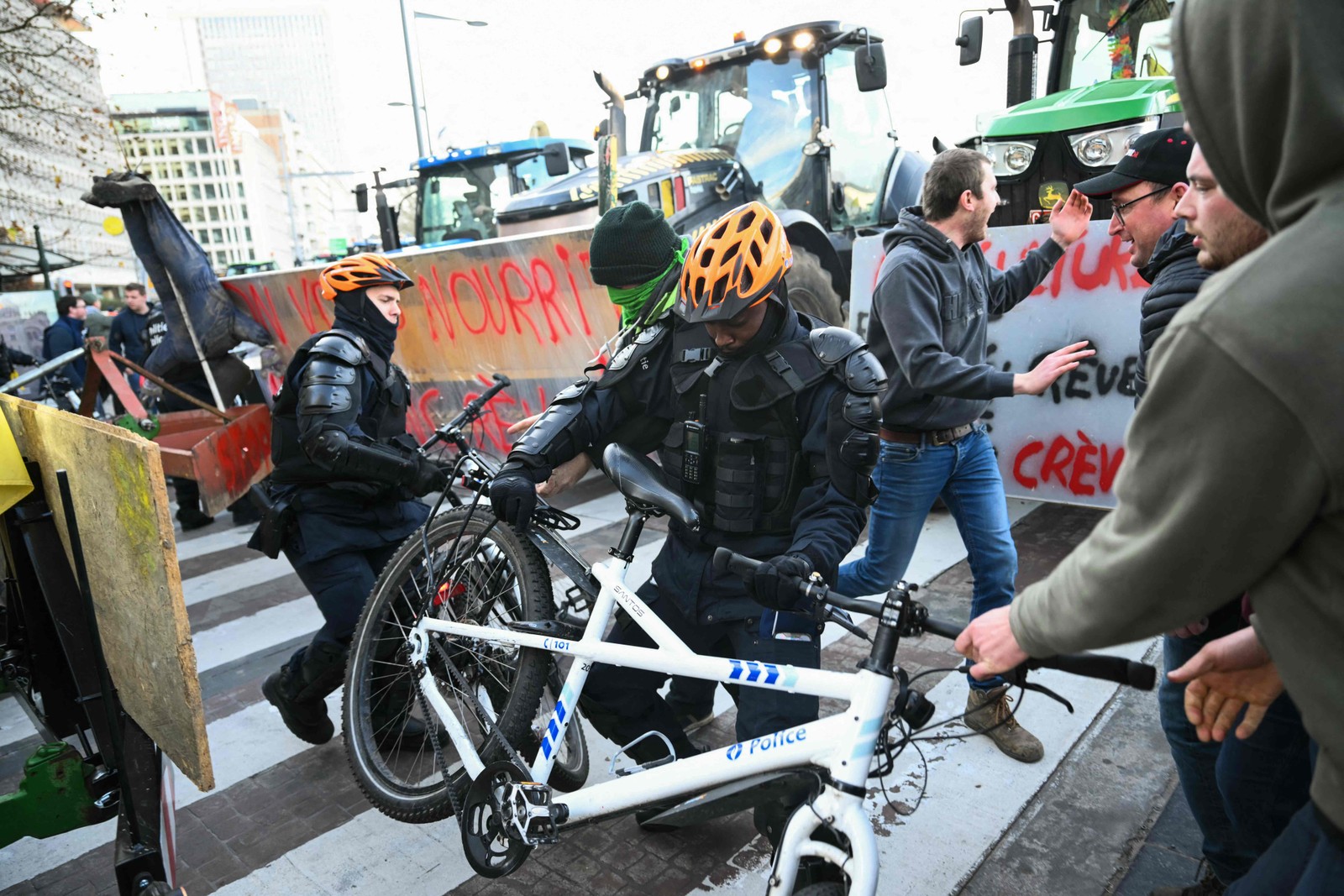 Agricultores protestam em Bruxelas contra acordo UE-Mercosul; veja vídeo