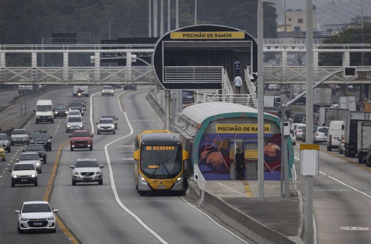 Primeiro dia útil do BRT Transbrasil e do Terminal Magarça, em ...