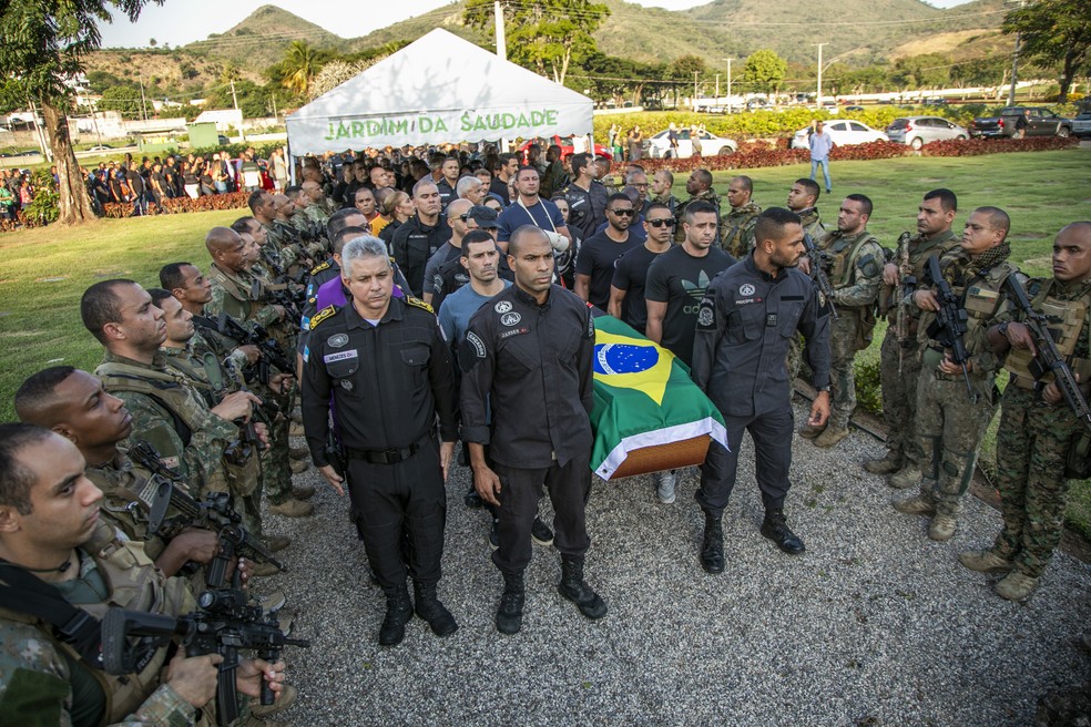Mais de 100 pessoas se despedem de PM do Bope morto em operação no ...