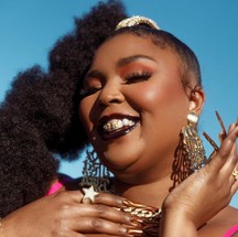 Piercing de ouro, brilhante e cristais: os estragos que usar joias na ...