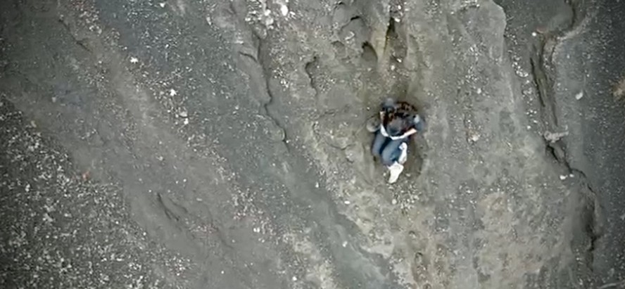 Terreno íngreme e neblina dificultam resgate de jovem que caiu em ...