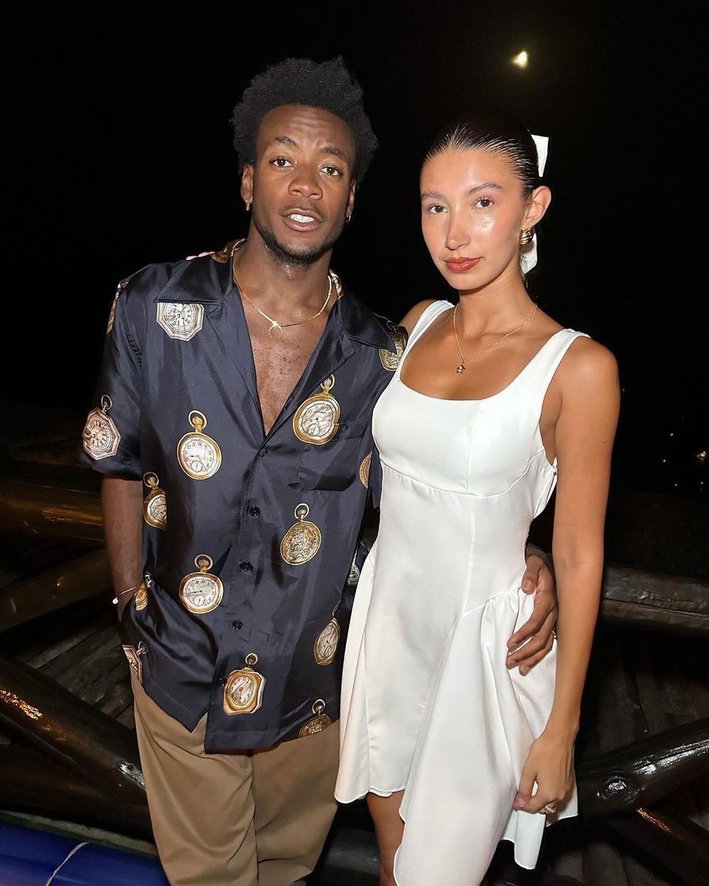 Filho de Madonna, David Banda troca beijos com namorada em viagem pela ...