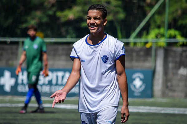 A cerca de um mês da Copa do Mundo, jovens contam como fazem do futebol ...
