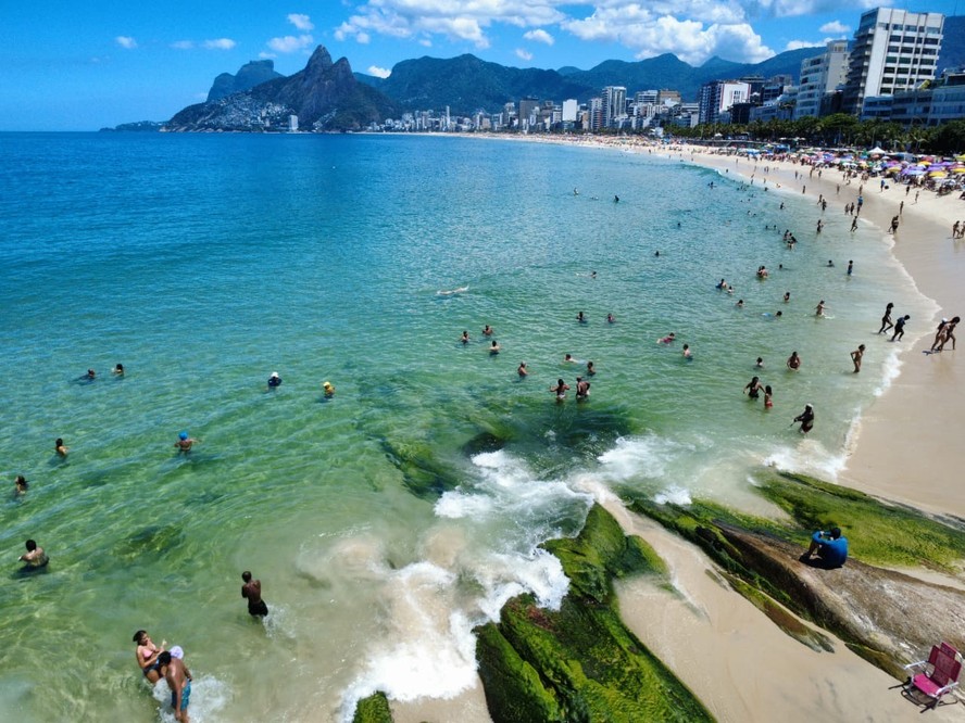 Bombeiros buscam jovem que desapareceu depois de entrar no mar no Arpoador