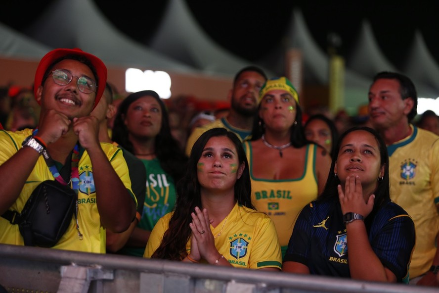 Com sósias de jogadores e apoio a Neymar, Fan Fest em Copacabana recebe ...