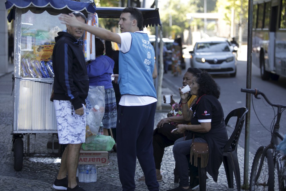 Fila do Jaé: idosos enfrentam horas de espera, sol, frio e até desmaios ...