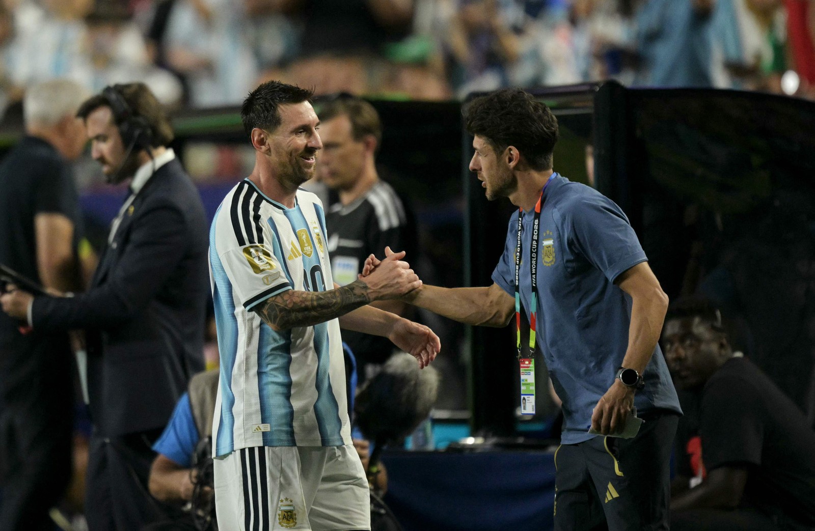 Argélia apresenta queixa à Fifa após cartão vermelho não dado a Messi ...