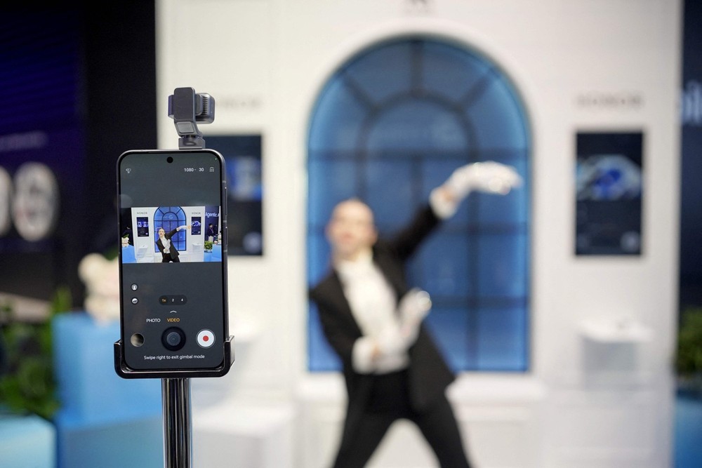 Robot Phone: empresa chinesa apresenta celular com câmera robótica em ...
