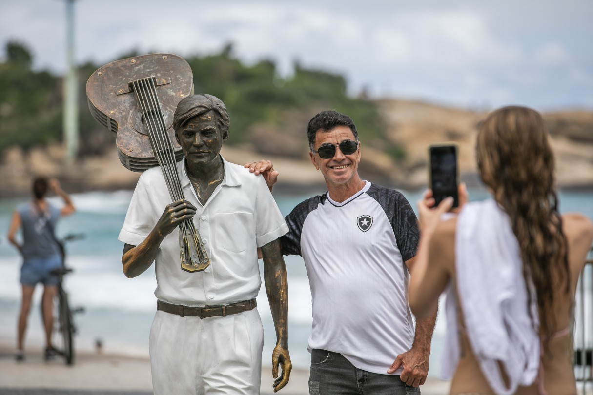 Escultura de Tom Jobim, em Ipanema, passa por restauração e ganha ...