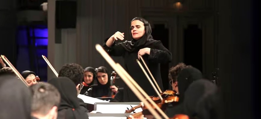 Paniz Faryousefi, maestra da Orquestra Sinfônica de Teerã, é símbolo ...
