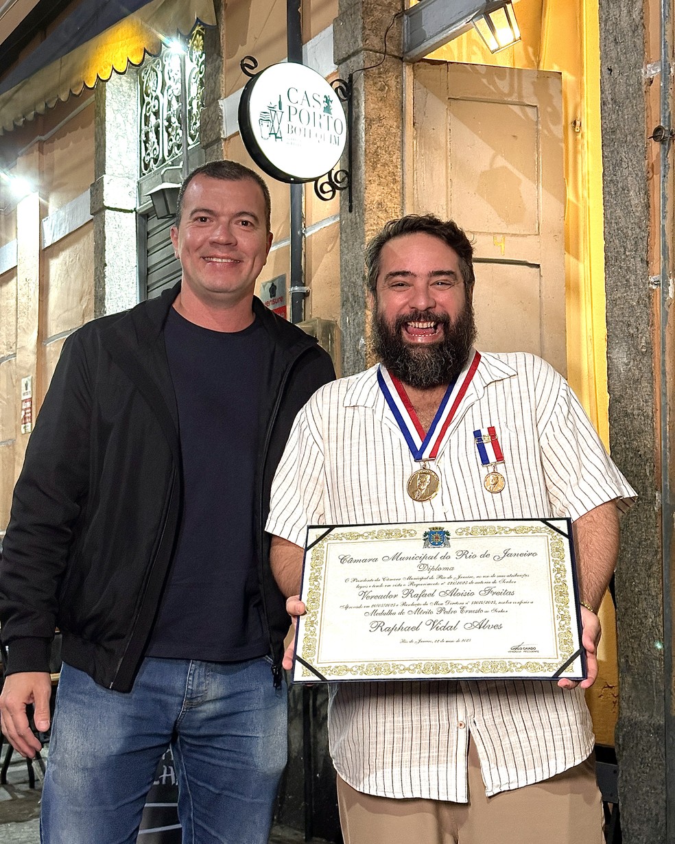 Medalha Pedro Ernesto no boteco: Raphael Vidal recebe a honraria no ...