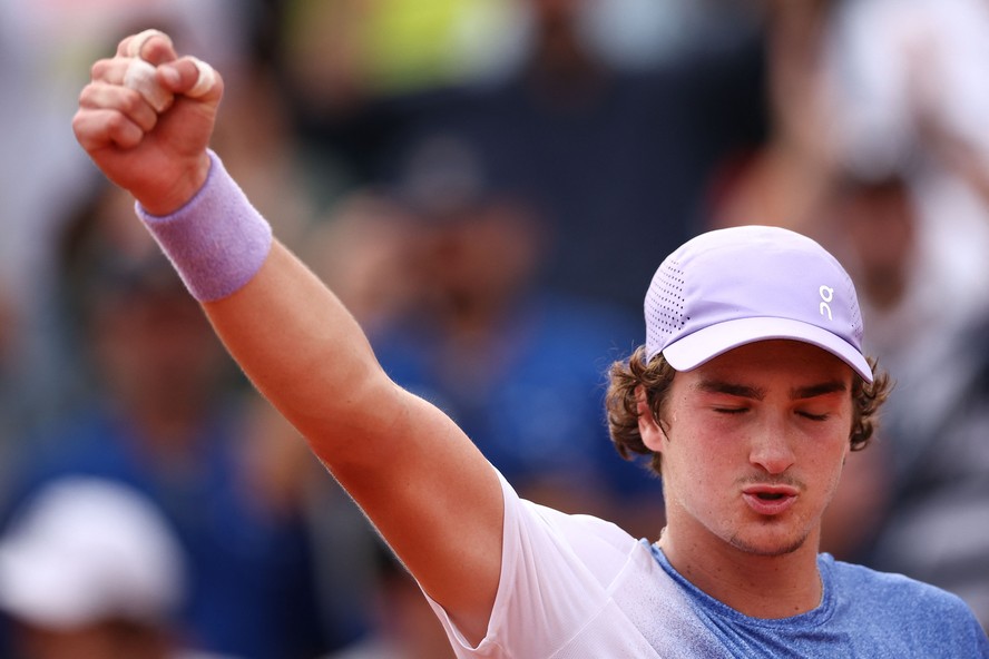 João Fonseca chora com vitória em Roland Garros no aniversário da mãe: 'É um esporte muito difícil'