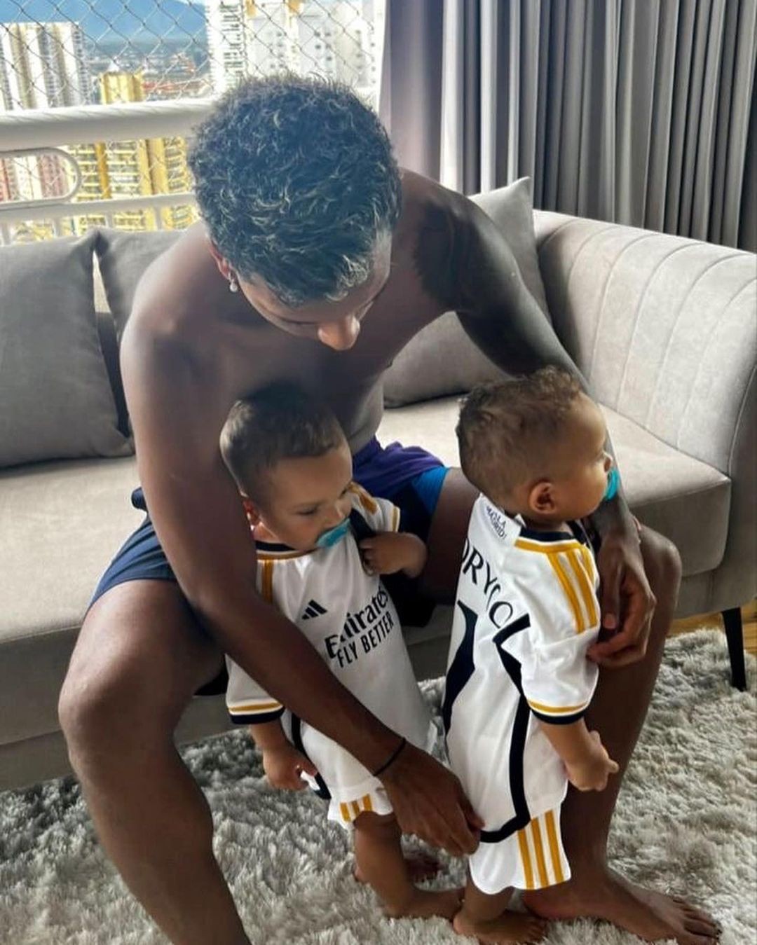 Aos 2 anos, filhos gêmeos de Rodrygo já treinam futebol: 'É instinto ...