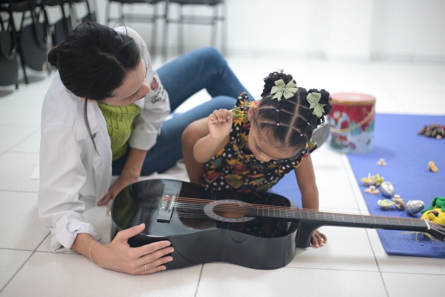 Musicoterapia: entenda como o uso da música ajuda no tratamento de autistas
