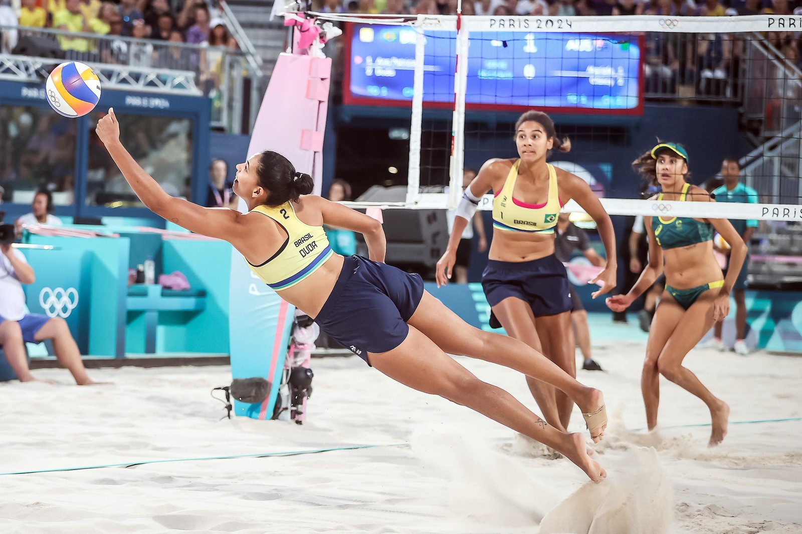 De virada, Duda e Ana Patrícia vencem australianas e garantem medalha de prata no vôlei de praia ...