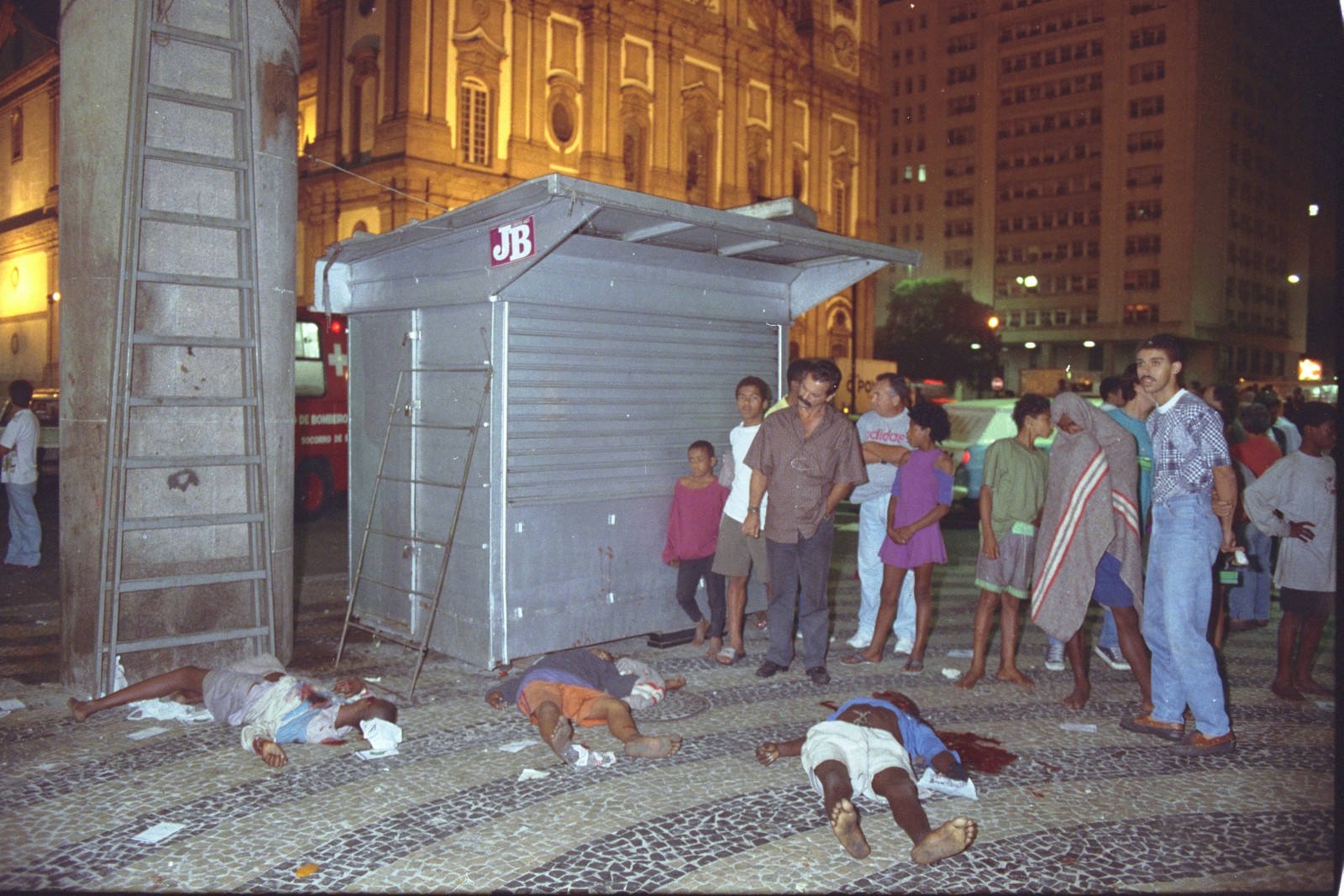 Na favela de Vigário Geral, só um sobrevivente da chacina ficou para ...